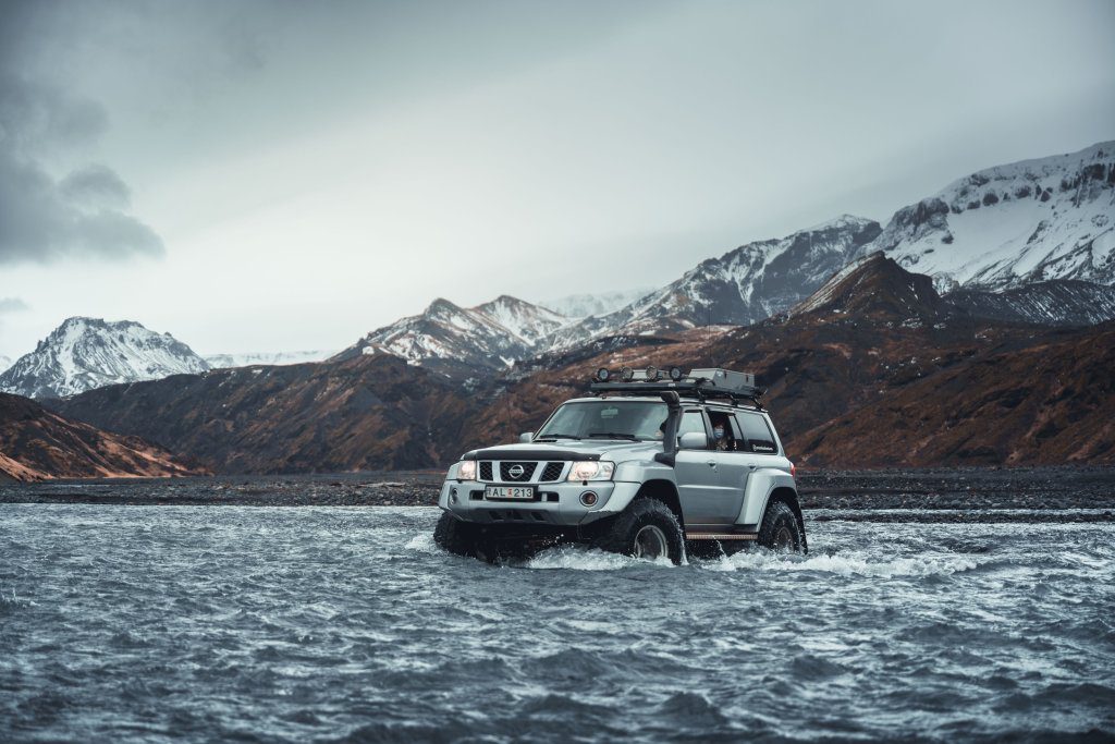 Guided Tours in the Arctic & Antarctic - Amarok Adventures